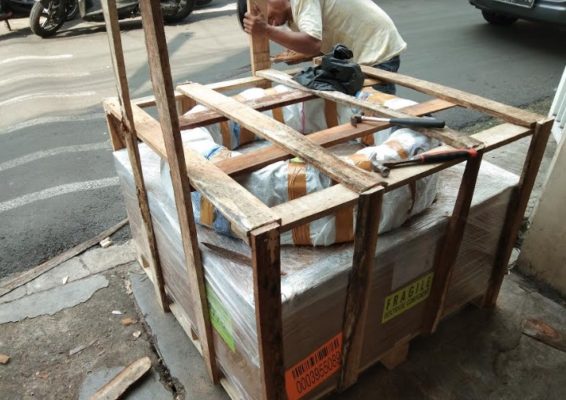 Proses packing pengiriman barang - BMP Cargo